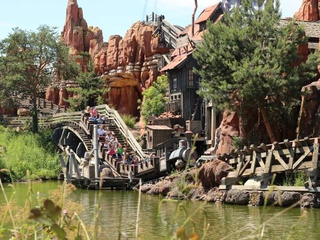 Guide to Disneyland Paris Attractions, Rides and Shows